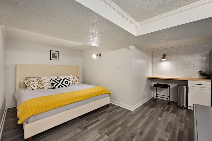 Sleep 4! Pets Allowed 2 King Beds Spacious Walkout - Belton, MO