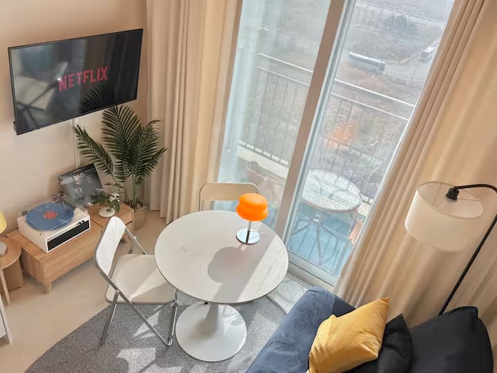 [마일스의 방 Miles’ Room] 오션뷰｜Lp 음악·빔프로젝터 감성 스테이｜공항 15분 - 중산동