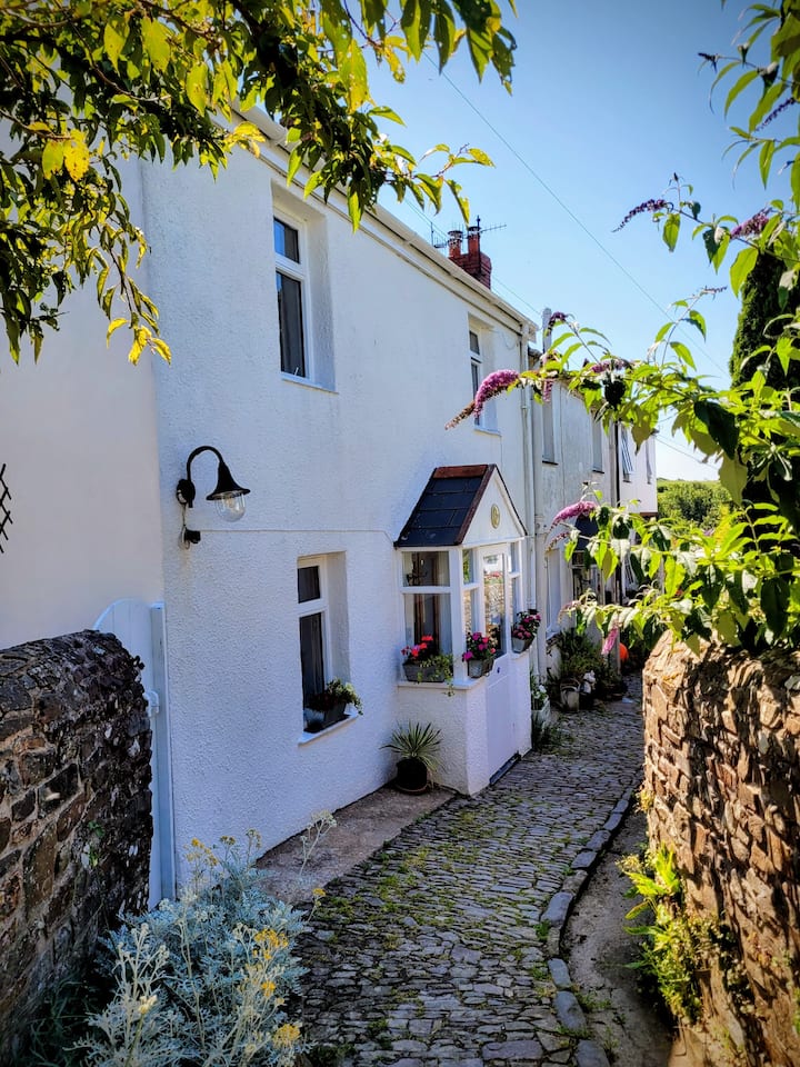 Cherry Tree Cottage; Charming Cosy Village Home - Welcombe