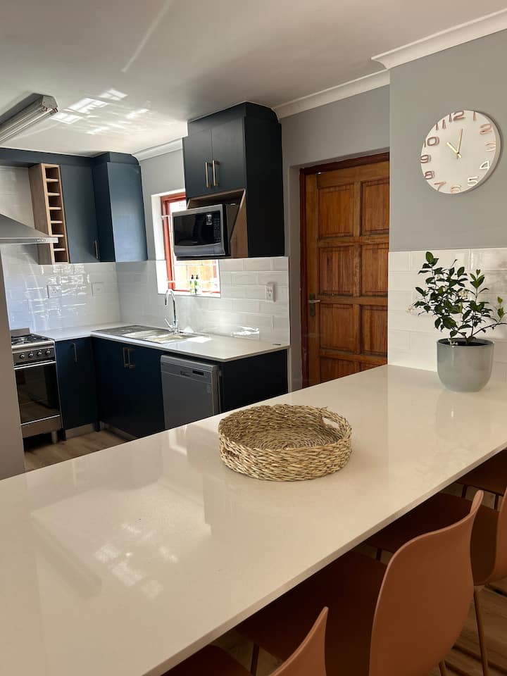 New Listing Lockup&go Townhouse - Stellenbosch
