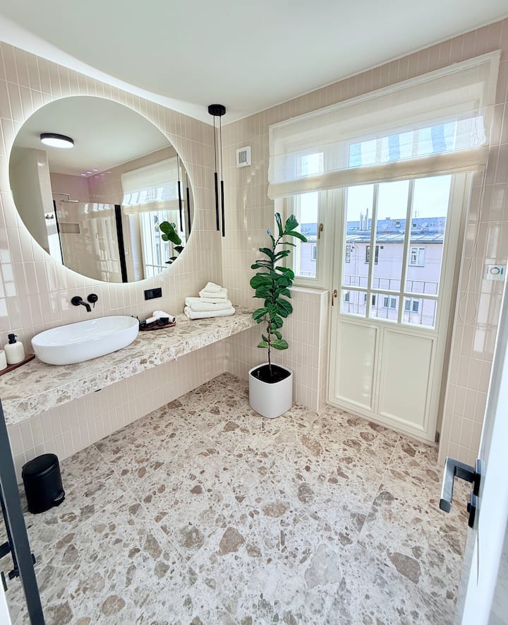 Luxury New Apartment With Balcony - City Centre - Praga