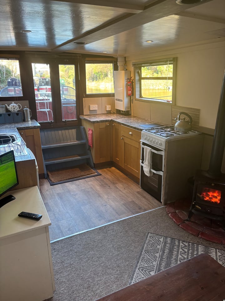 Premier Cru - Boutique B+b Widebeam - 6 Guests -