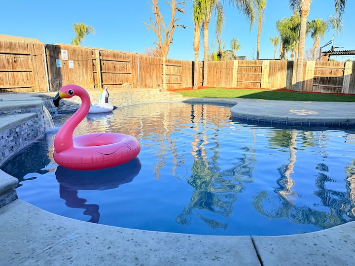 Modern Oasis 5bd/2ba & Pool. - Bakersfield, CA