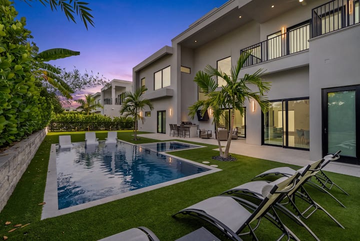 Sol Haus-serene Ocean Retreat W/pool/rooftop/gym - Juno Beach, FL