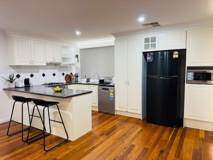 Entire House In Berwick Close To Parks & Schools - Cranbourne