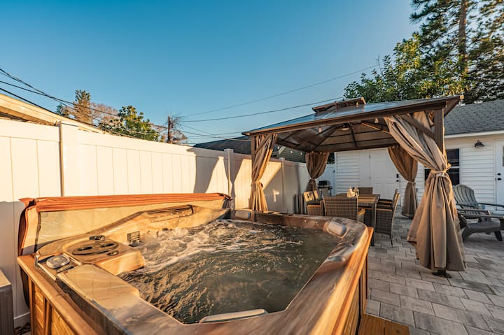 Jacuzzi And Golf Home/ 8 Min To The Beach! - St. Petersburg, FL