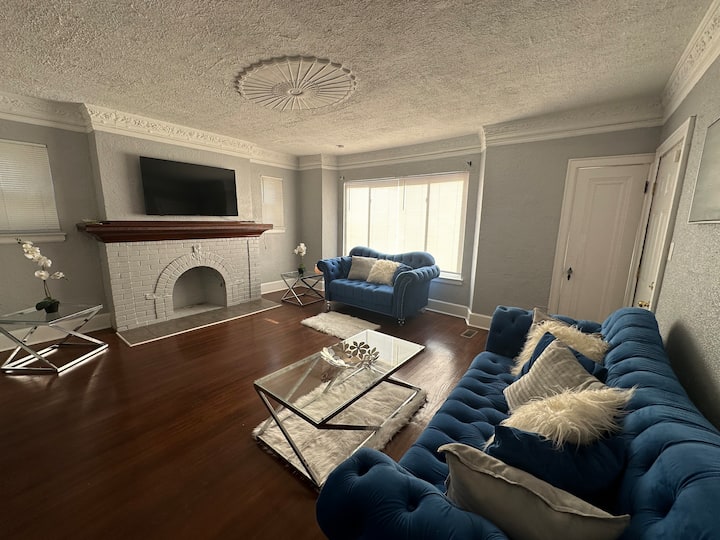 Large Home Sleeps 10+ Comfortably - Detroit