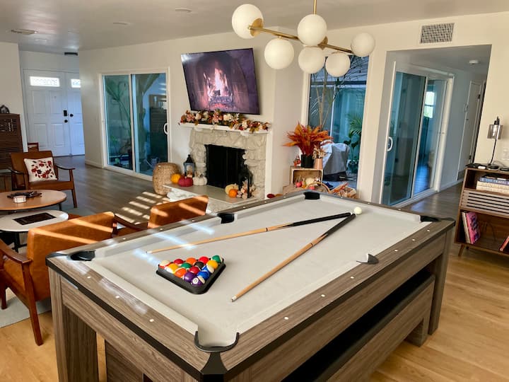 Cozy Fall Retreat | Crackling Firepit & Game Night - San Bernardino, CA