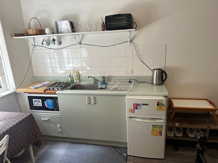 Fully Furnished Compact Studio Apartment - Moore Park
