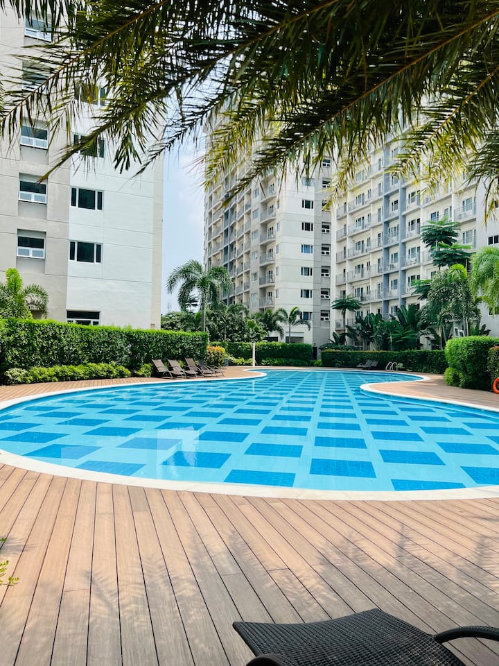 Cozy 2 Bedroom Corner Unit - Las Piñas