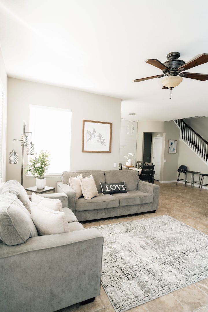 The Ivory House - Spacious Modern Home - Turlock, CA