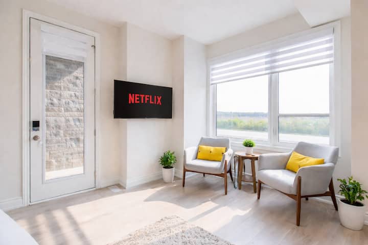 Stylish Oakville Studio | Work Desk +Free Parking - Oakville