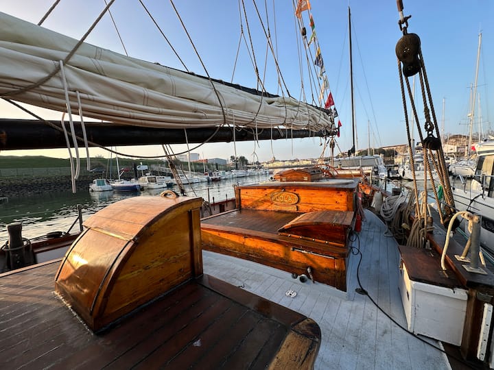 Stay Aboard Historic Ship Lola - Erdeven