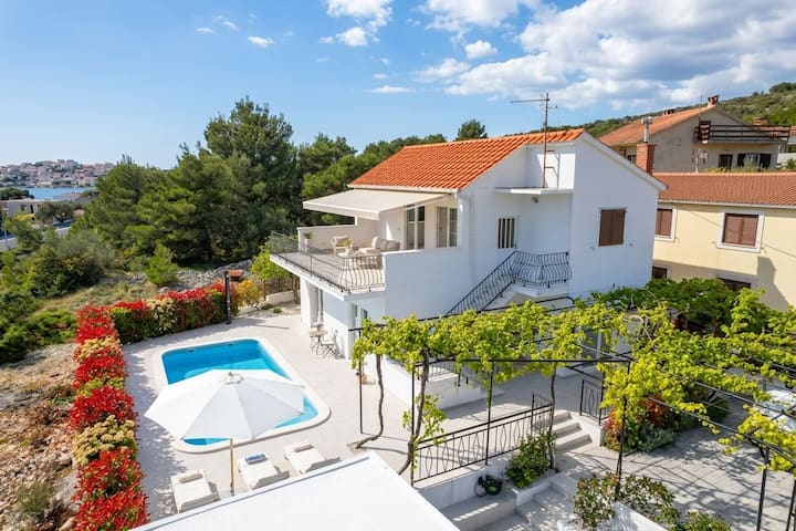Mediterranean Villa For 8 With A Pool And Firepit - Primošten