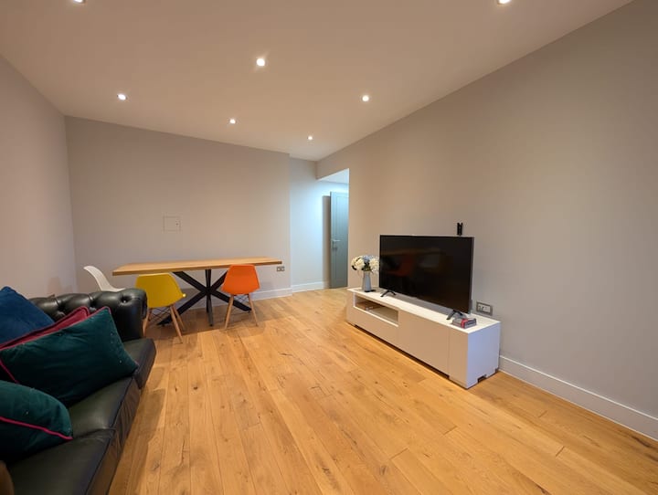 Lovely Central Brentwood Flat - 브렌트우드