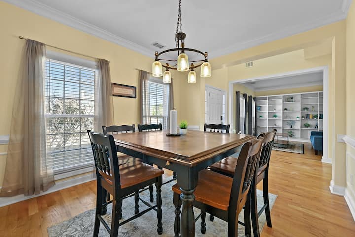 Spacious 5 Beds, 4 Bath Retreat - 로렌스빌