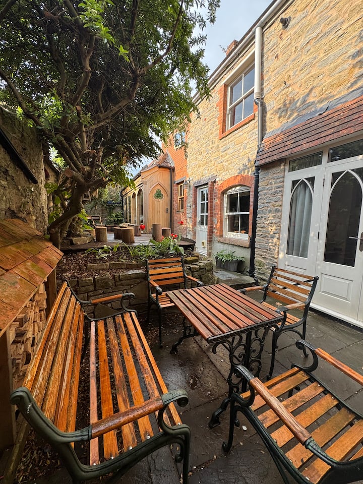 Seven Sisters And Oak House - Glastonbury