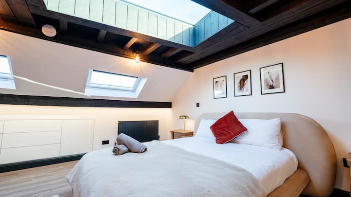 Spacious Central Knutsford Penthouse With Parking - Knutsford