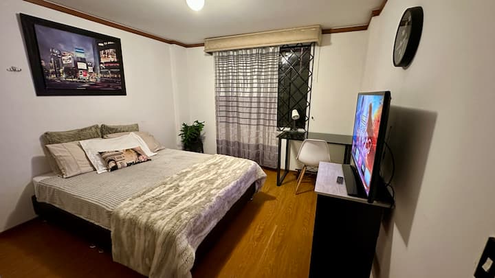 Amplia Habitación Frente Cc Santa Fe - Bogota
