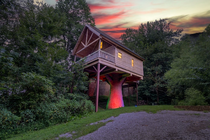 New Magical Treehouse, Hottub, Firepit, Arcade - Pigeon Forge, TN
