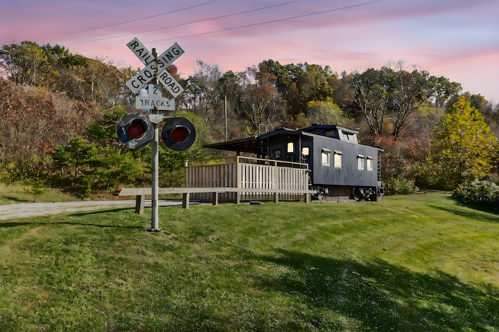 The Caboose + Pickleball, Hot Tub, Private Trail - Hocking Hills State Park, OH