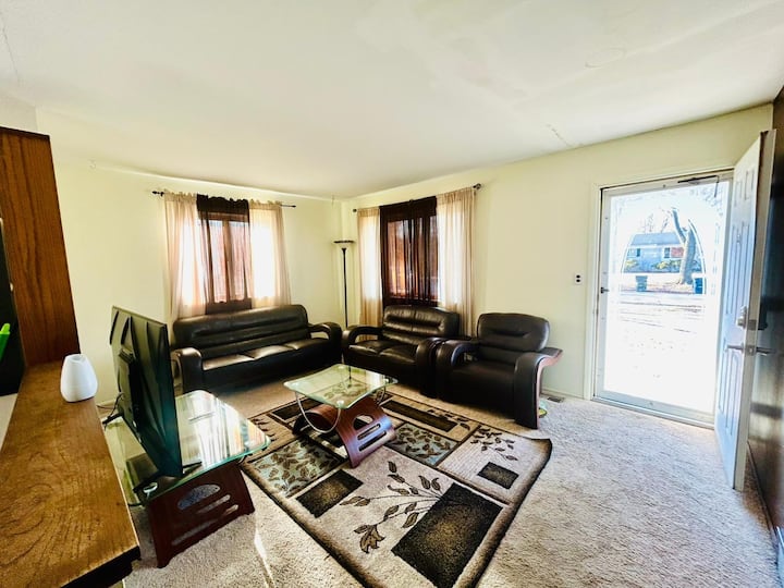 Sterling Heights Home Near Warren & Royal Oak - Sterling Heights, MI