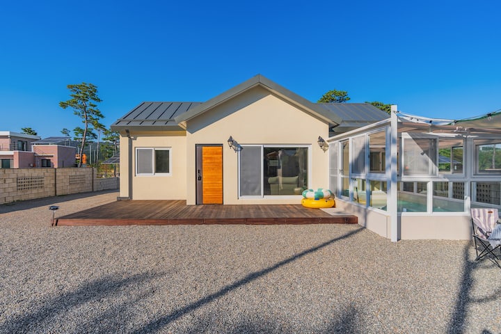 신축독채펜션,바다2분,속초중심가5분,대포항5분
최고위치,조식제공.오직한팀만# 최대10명까지 - Sokcho-si