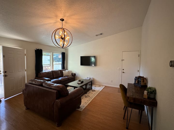 Charming 2 Bed Claremont Home - Claremont, CA