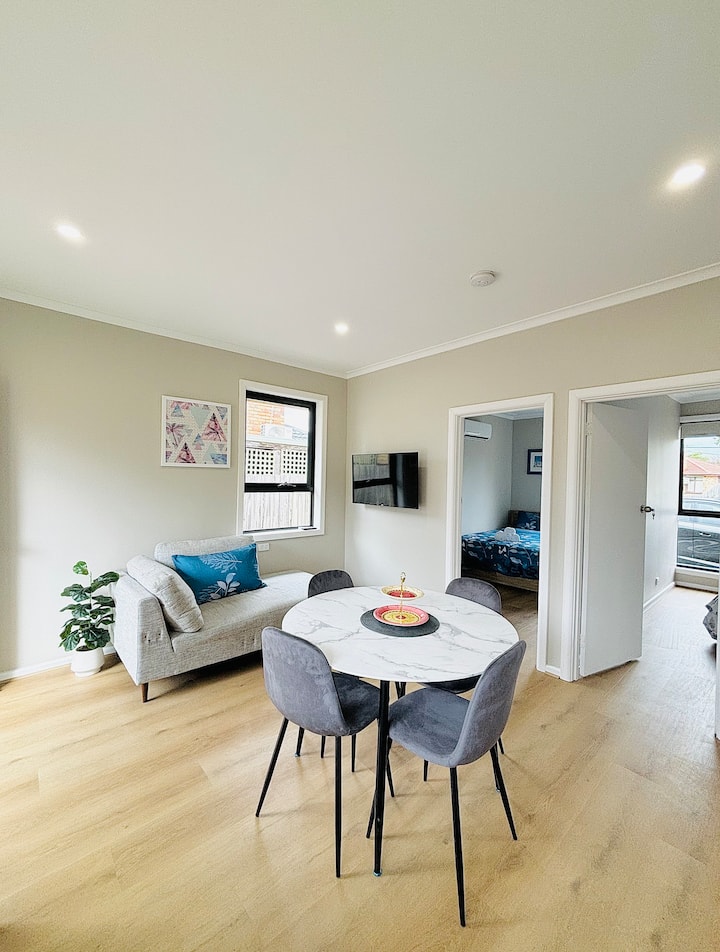 Bright 2br Stay | Clean & Easy Parking - Dandenong