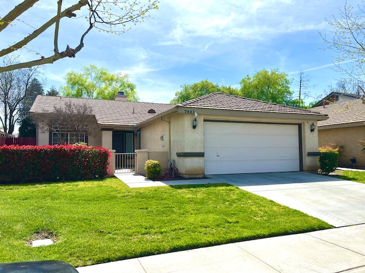 Entire Home! Cozy 3 Bed/2 Bath - Bakersfield, CA