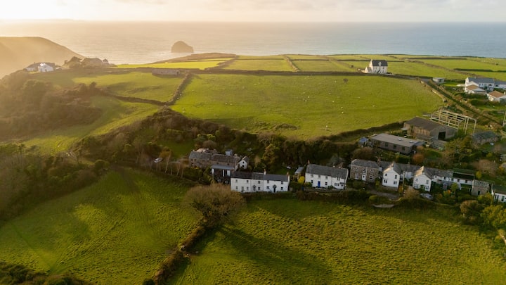 1 Rock Cottages,  Walk To Stunning Sandy Beach - Tintagel