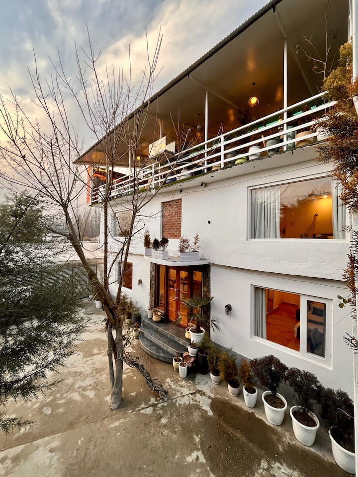 Dojee's -The Floral Home - Srinagar