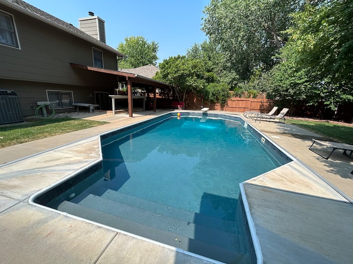 Summer Oasis! 4br 3ba W/ Private Pool – Central - Wichita, KS