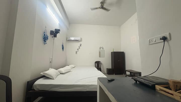Ground-floor Ac Suite | 2 Beds, Kitchen, Projector - 瓦拉那西