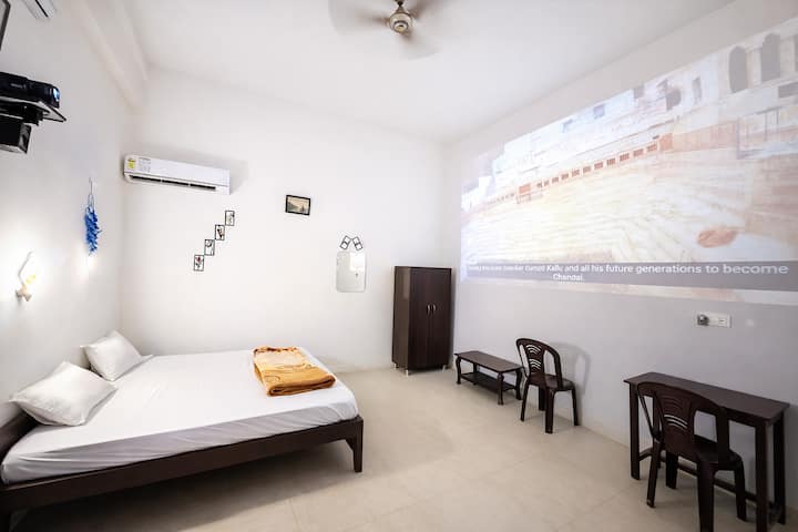Ground Floor Ac Suite | Projector | Bike Rent - Varanasi