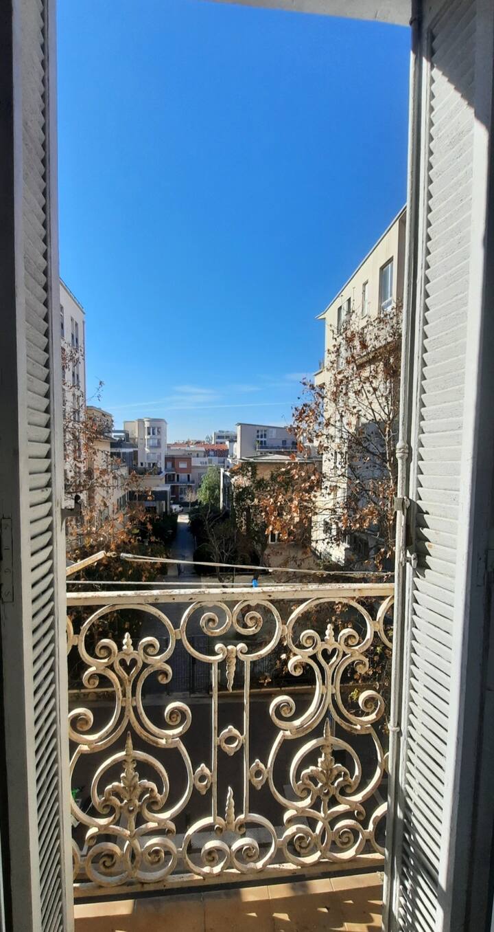Une Fenêtre Au Soleil Au Cœur De Marseille - Marseille