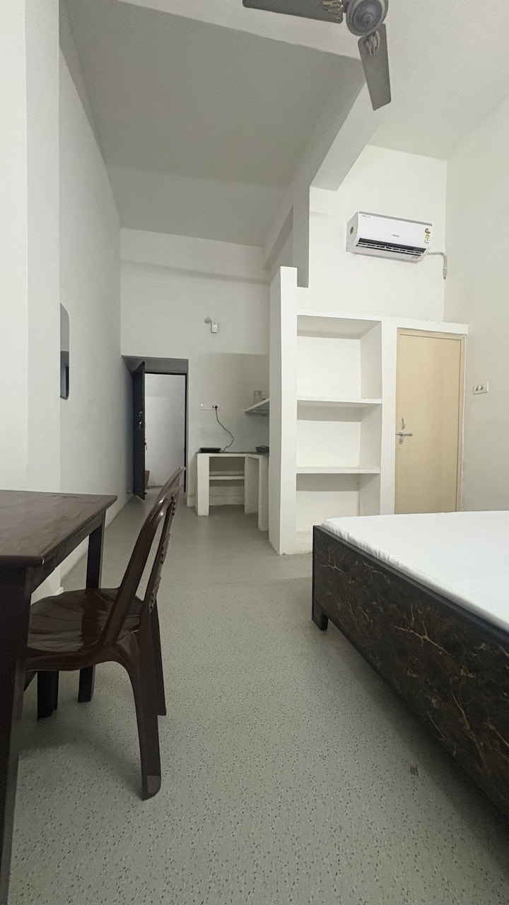 Ground-floor Ac Suite + Kitchen & Parking - Varanasi