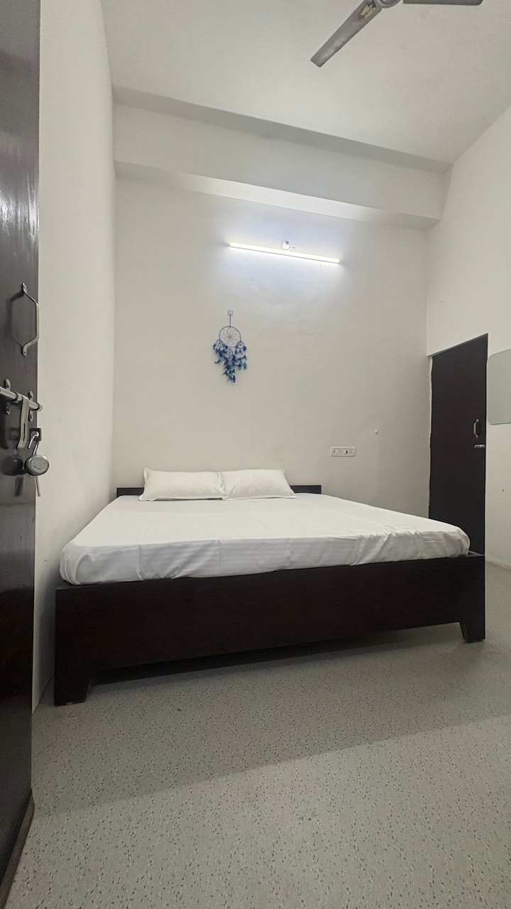 Ground-floor Ac Suite | Kitchen & Parking - Varanasi