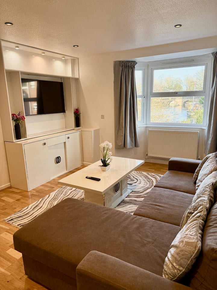Oxford City Centre Modern 2-bed Flat - Oxford Castle & Prison