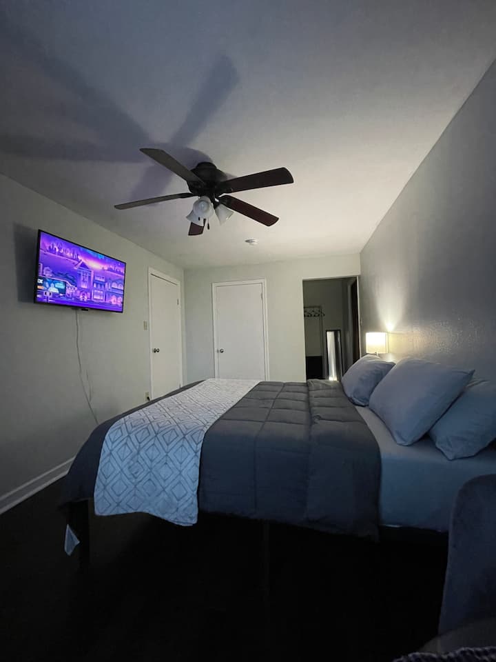 Master Bedroom W/attached Garage - Saint Joseph, MO