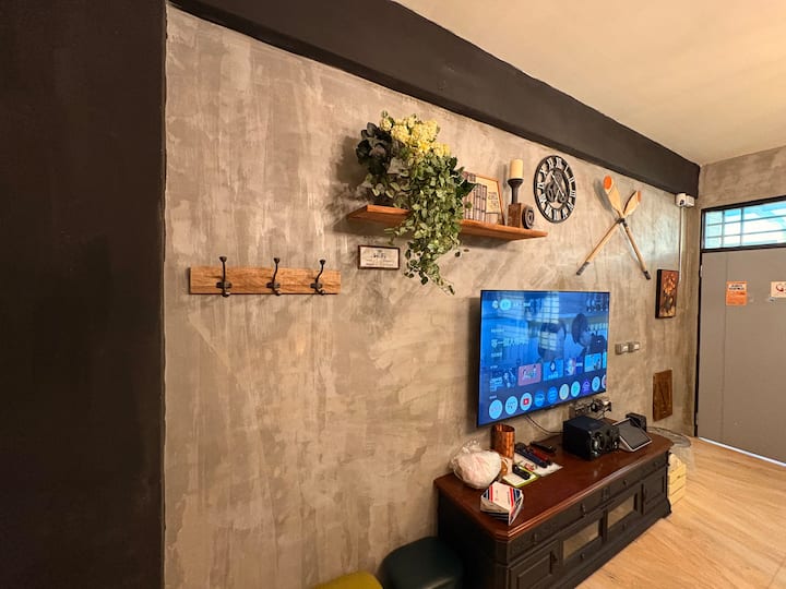 墾丁包棟民宿|恆春古城美式工業風4-6人-包棟兩臥室度假屋/ktv/麻將/廚房/烤肉/步行車站五分a - 만저우 향
