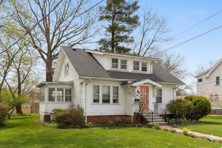 South Euclid Joy - 5br Home - Chagrin Falls, OH