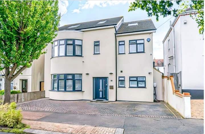 Luxury 4-bed All-ensuite Home With Hot Tub - Southend-on-Sea