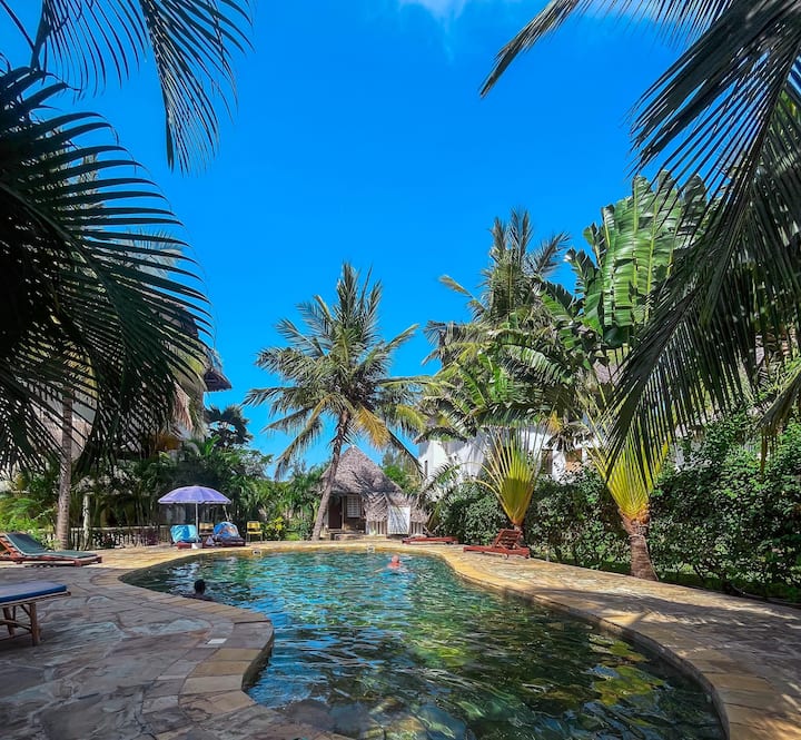 Tropical 2 Br Hideaway W/pool/lush Balcony - Diani Beach
