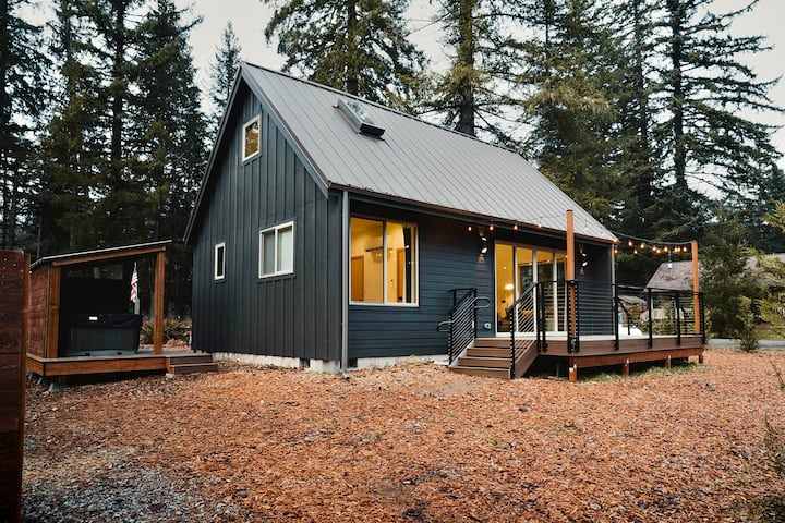 Mt Rainier Cozy Cabin | King Bed + Hot Tub + Views - Ashford, WA