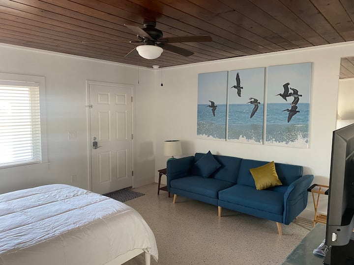 Pelican Room 4 - Melbourne Beach, FL