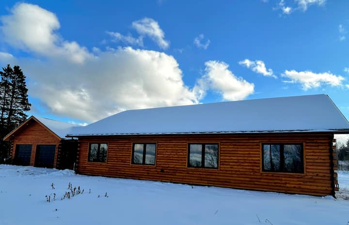 The Cedars - Custom Log Home With Hot Tub - Nova Scotia