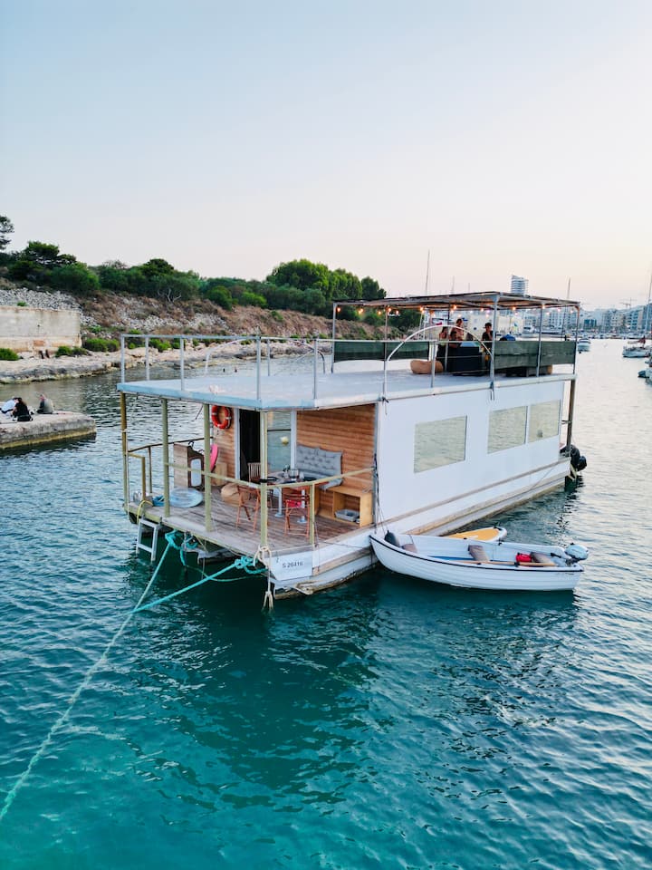 Tara Lola Houseboat - Malta