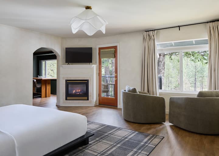 Fir Suite - River View. King Bed. Deck. Fireplace. - Leavenworth, WA
