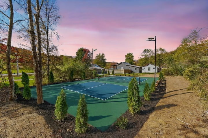 Evergreen Escape - Pickleball, Trails, Hot Tub - New Plymouth, OH